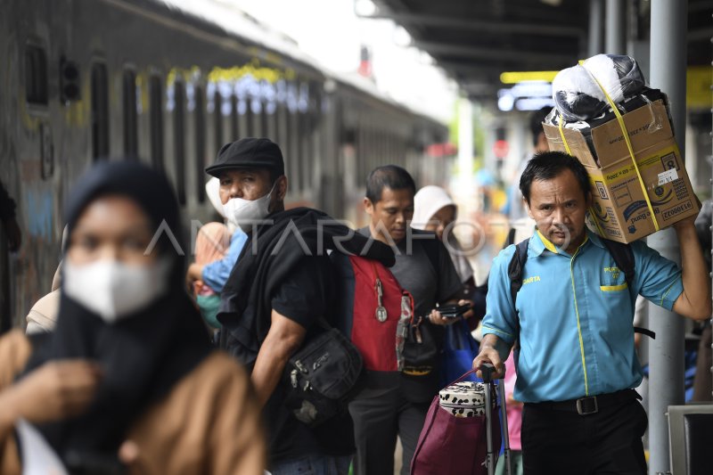 Arus mudik Idul Adha di Stasiun Pasar Senen | ANTARA Foto