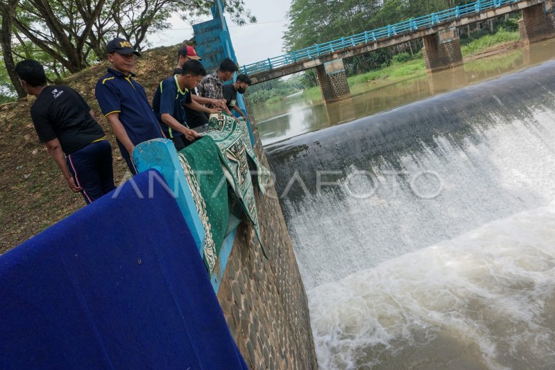 TRADISI CUCI KARPET MUSALA JELANG RAMADHAN | ANTARA Foto TRADISI CUCI KARPET MUSALA JELANG RAMADHAN | ANTARA Foto