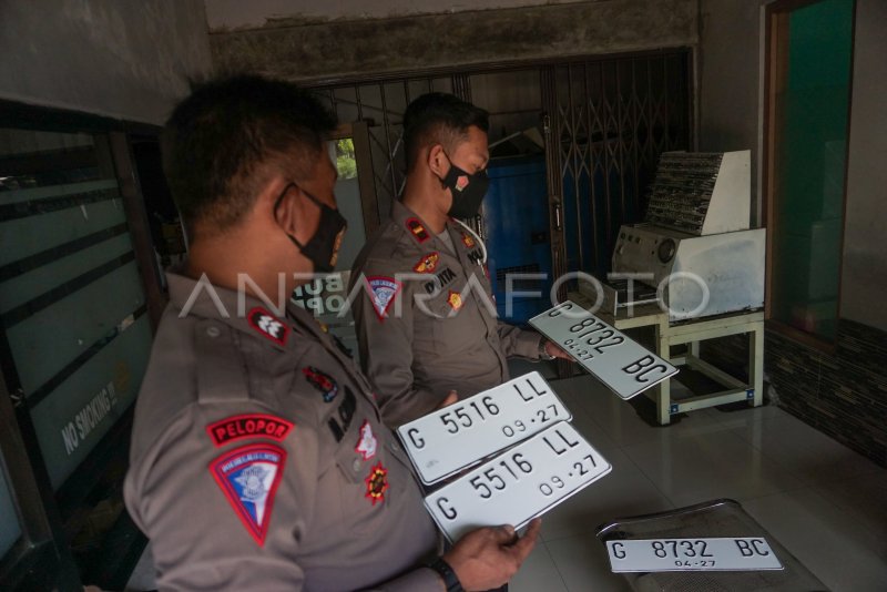PENGGUNAAN PELAT NOMOR POLISI WARNA PUTIH DI BATANG | ANTARA Foto PENGGUNAAN PELAT NOMOR POLISI WARNA PUTIH DI BATANG | ANTARA Foto