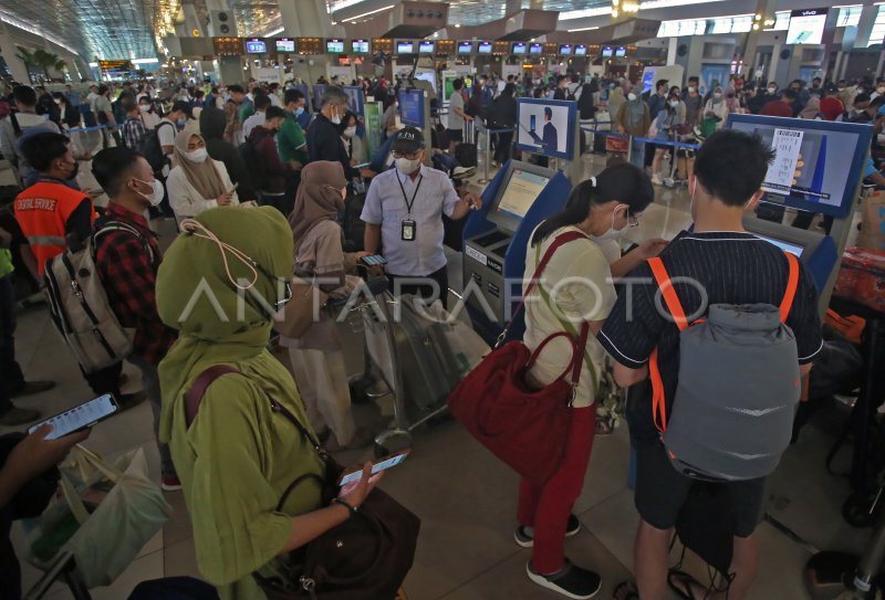 PUNCAK ARUS MUDIK DI BANDARA SOEKARNO HATTA | ANTARA Foto