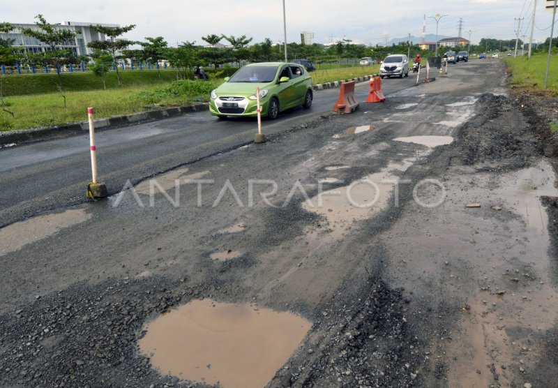 JALAN AKSES PINTU TOL KOTA BARU RUSAK | ANTARA Foto JALAN AKSES PINTU TOL KOTA BARU RUSAK | ANTARA Foto