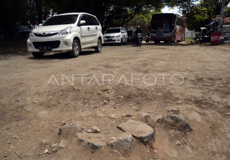 AKSES JALAN MENUJU PINTU TOL KOTA BARU LAMPUNG RUSAK | ANTARA Foto AKSES JALAN MENUJU PINTU TOL KOTA BARU LAMPUNG RUSAK | ANTARA Foto
