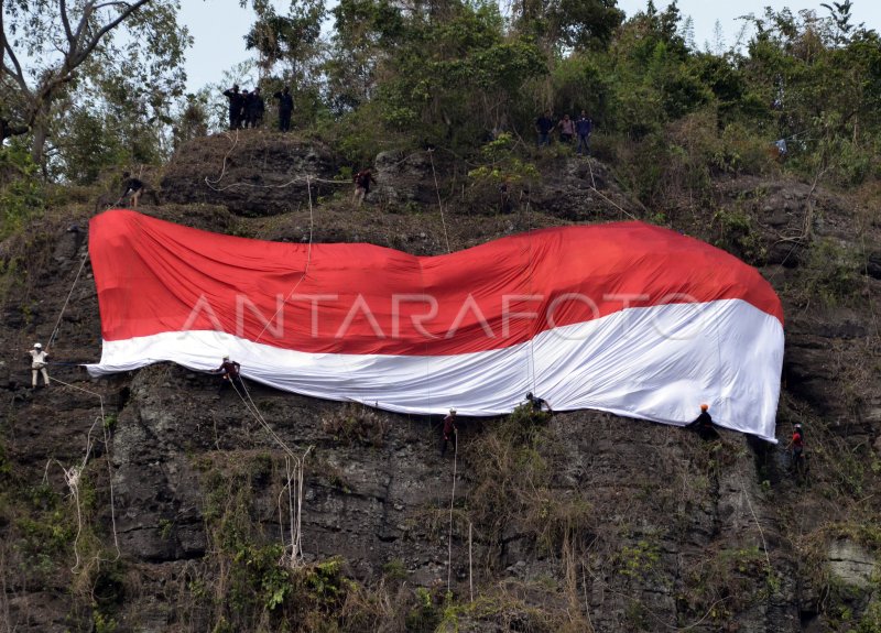 PENGIBARAN BENDERA RAKSASA DI ATAS TEBING | ANTARA Foto PENGIBARAN BENDERA RAKSASA DI ATAS TEBING | ANTARA Foto