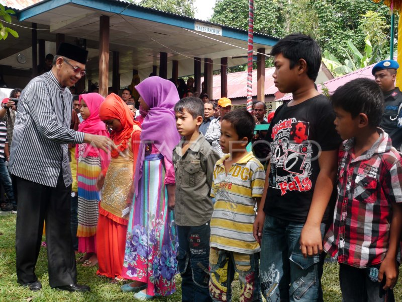 SANTUNI ANAK YATIM | ANTARA Foto