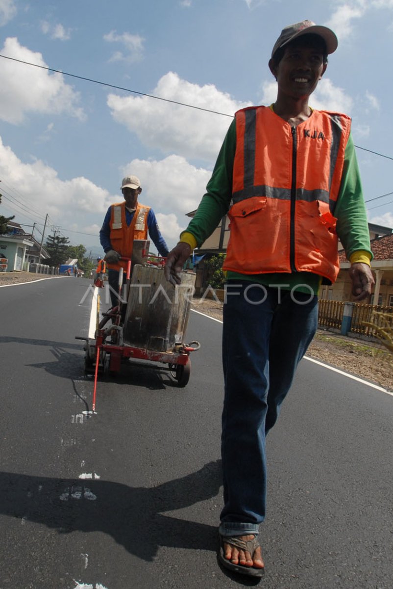 MARKA JALAN UNTUK ARUS MUDIK LEBARAN | ANTARA Foto