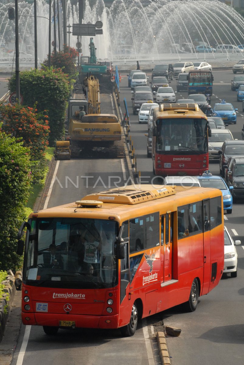 BUS | ANTARA Foto