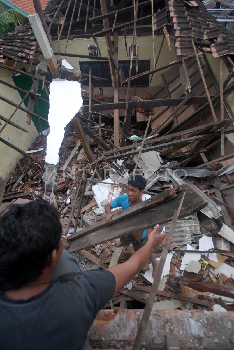 ATAP SEKOLAH AMBRUK | ANTARA Foto