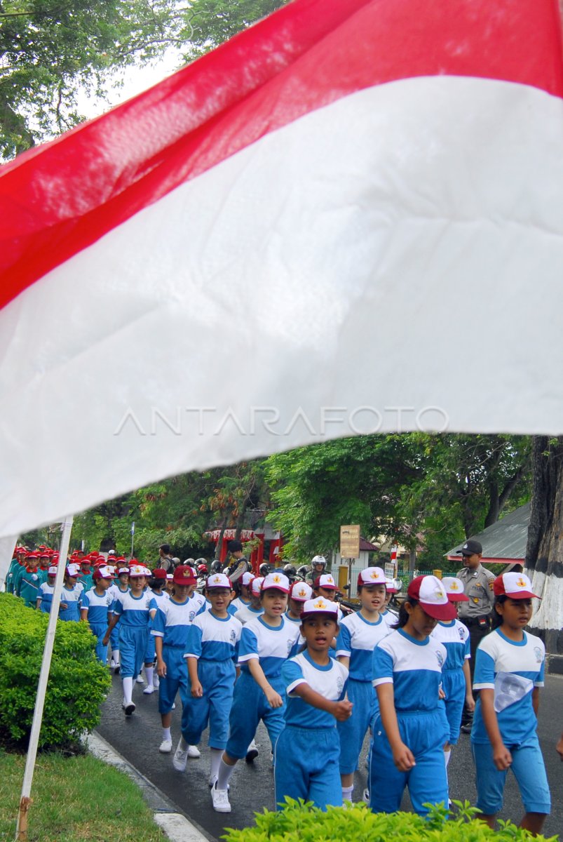 LOMBA GERAK JALAN | ANTARA Foto
