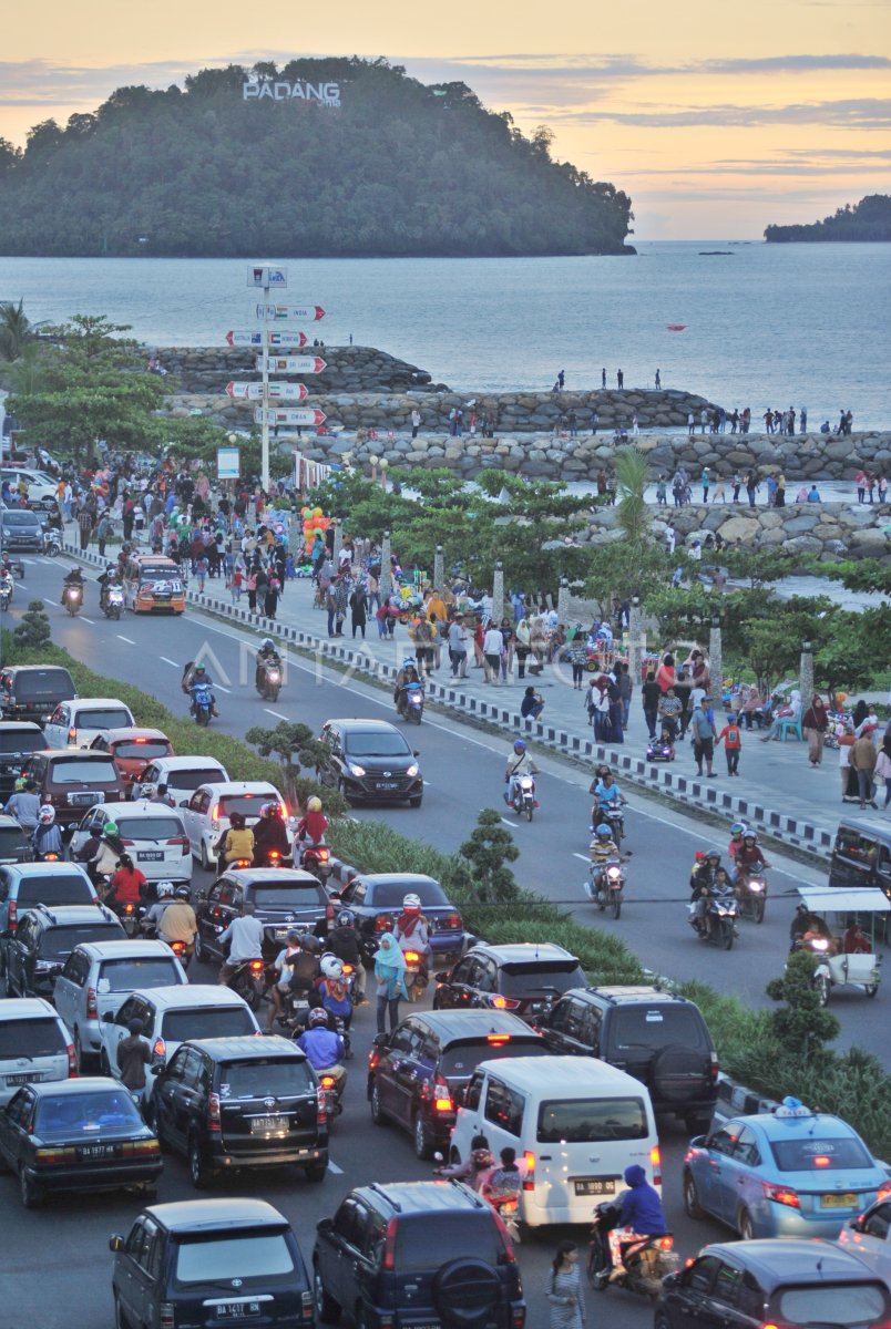 KUNJUNGAN WISATA MENINGKAT | ANTARA Foto