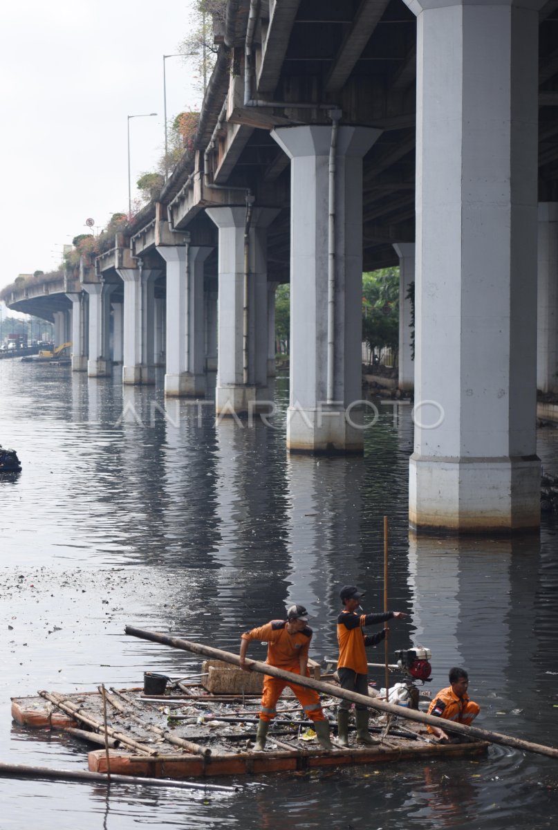 KEBERSIHAN SUNGAI DI JAKARTA | ANTARA Foto