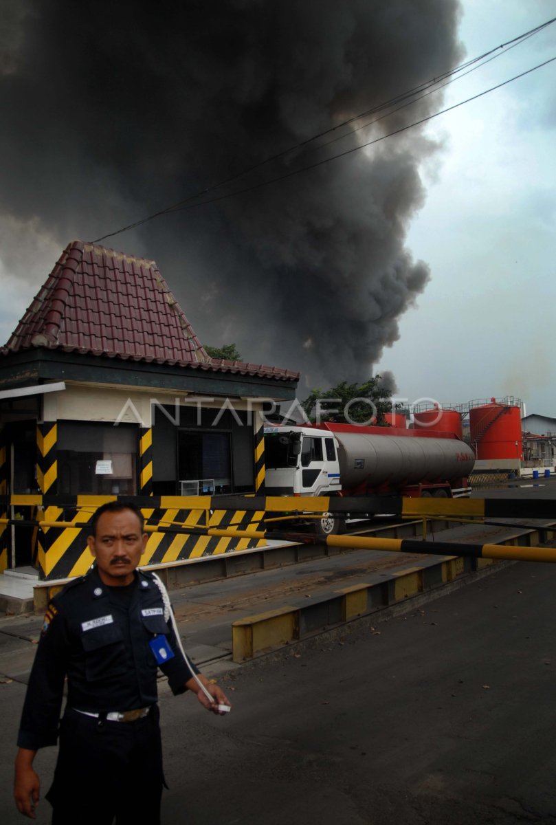 KEBAKARAN PABRIK PT CJI | ANTARA Foto