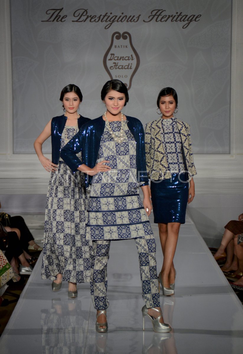 PERAGAAN BUSANA BATIK KONTEMPORER | ANTARA Foto
