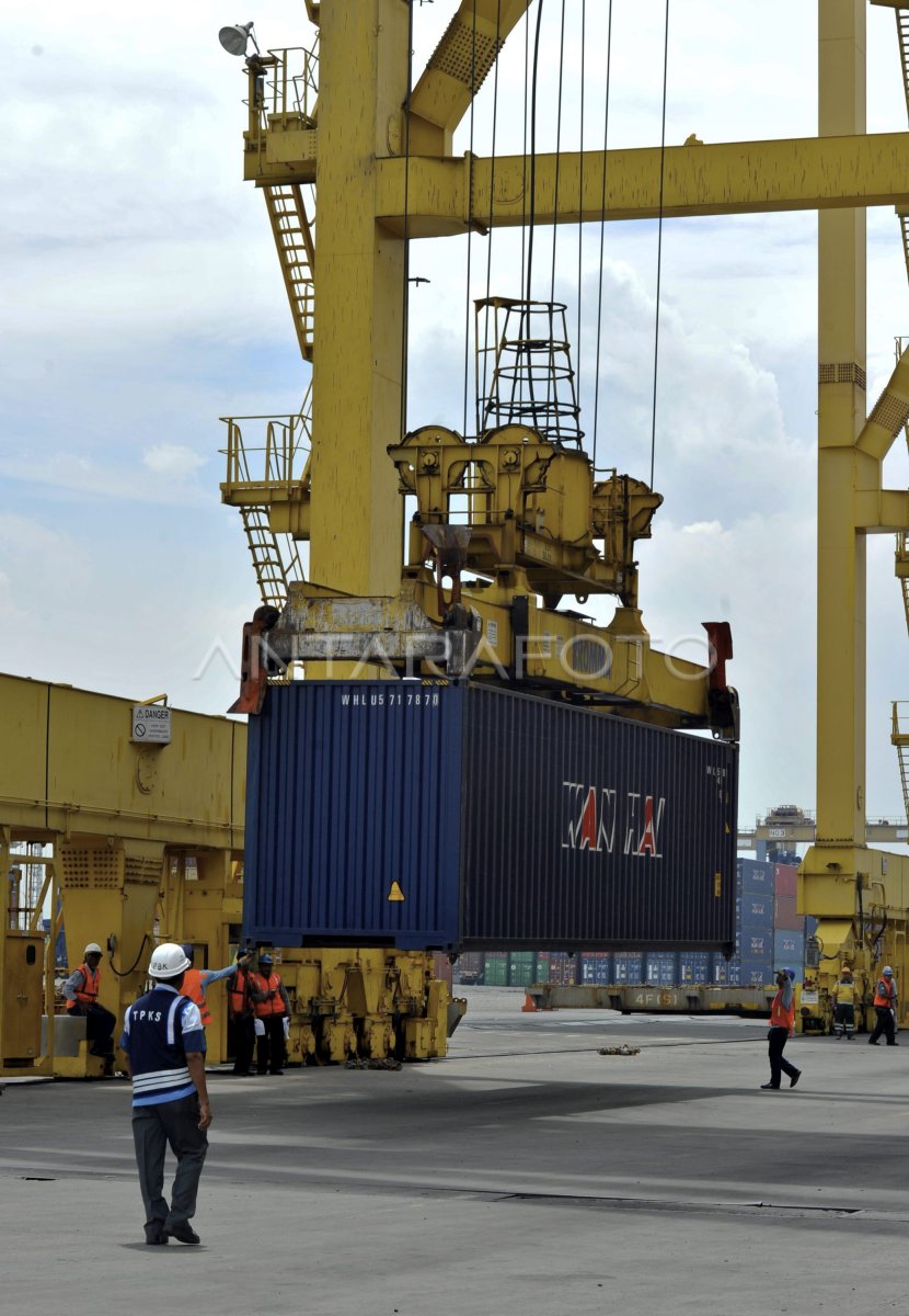 TERMINAL PETI KEMAS | ANTARA Foto