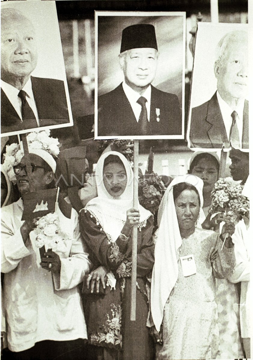 MUSLIM KAMBOJA SAMBUT PRESIDENT SOEHARTO | ANTARA Foto MUSLIM KAMBOJA SAMBUT PRESIDENT SOEHARTO | ANTARA Foto