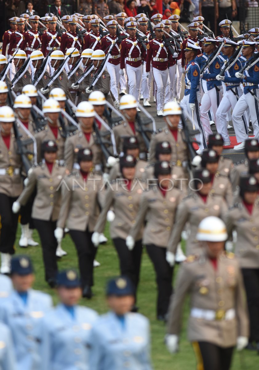UPACARA PENURUNAN BENDERA MERAH PUTIH DI ISTANA MERDEKA | ANTARA Foto UPACARA PENURUNAN BENDERA MERAH PUTIH DI ISTANA MERDEKA | ANTARA Foto