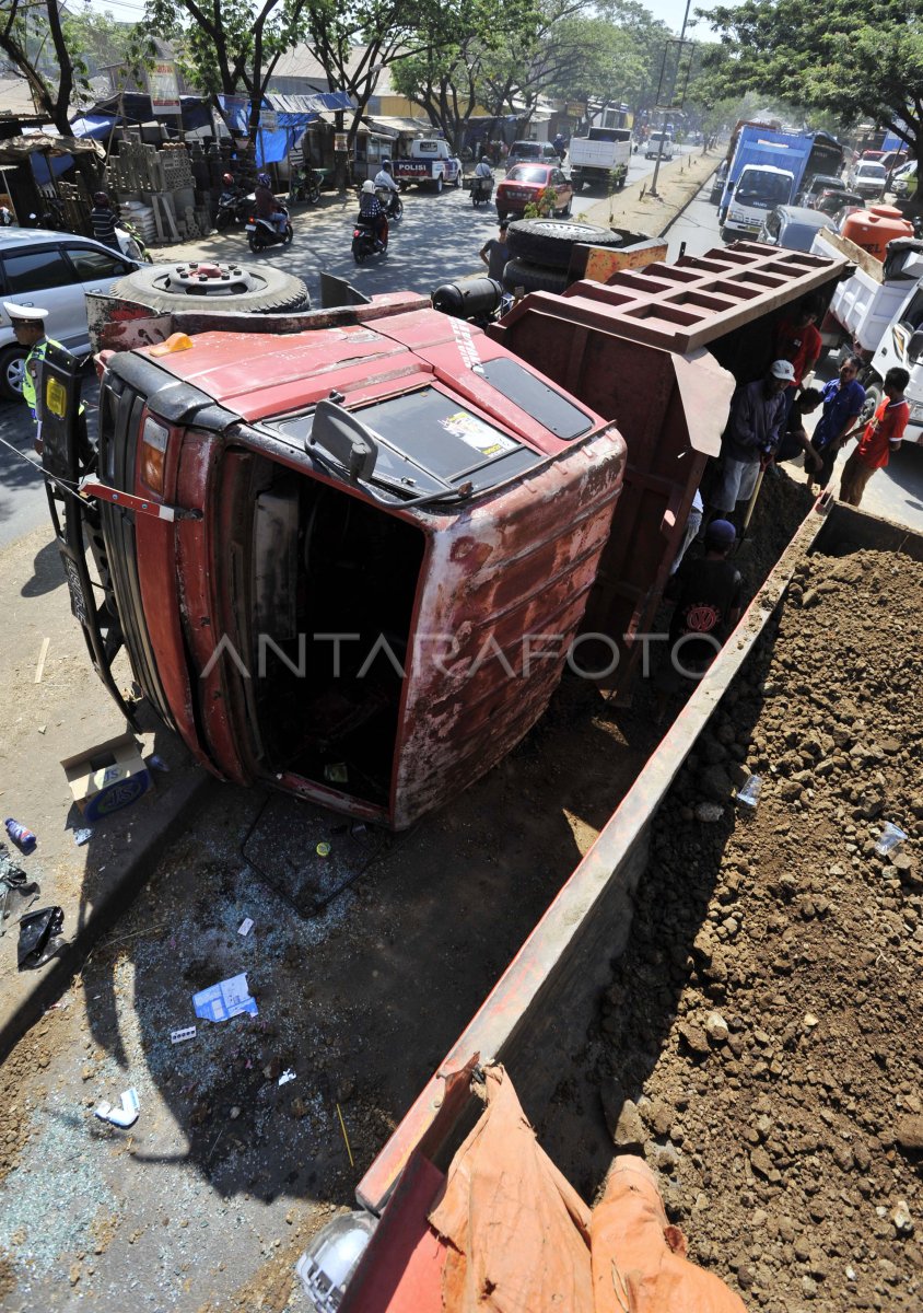TRUK TERGULING | ANTARA Foto