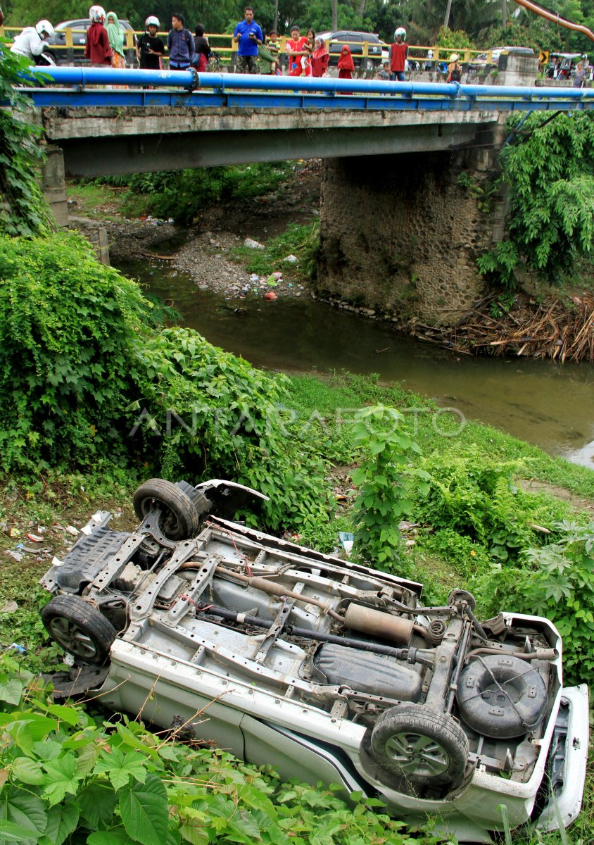 MOBIL TERJUN KE SUNGAI | ANTARA Foto MOBIL TERJUN KE SUNGAI | ANTARA Foto