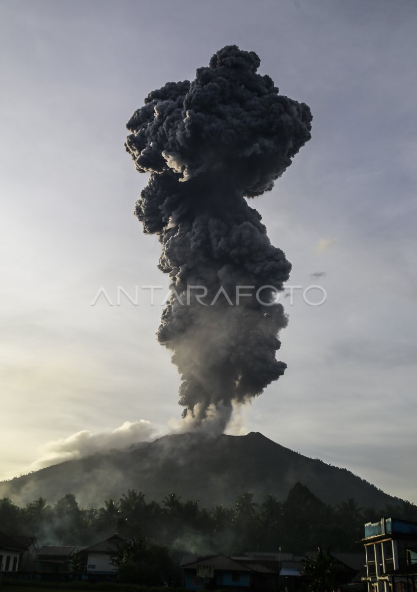 Mount Mom erupsi out volcanic ash | ANTARA Foto