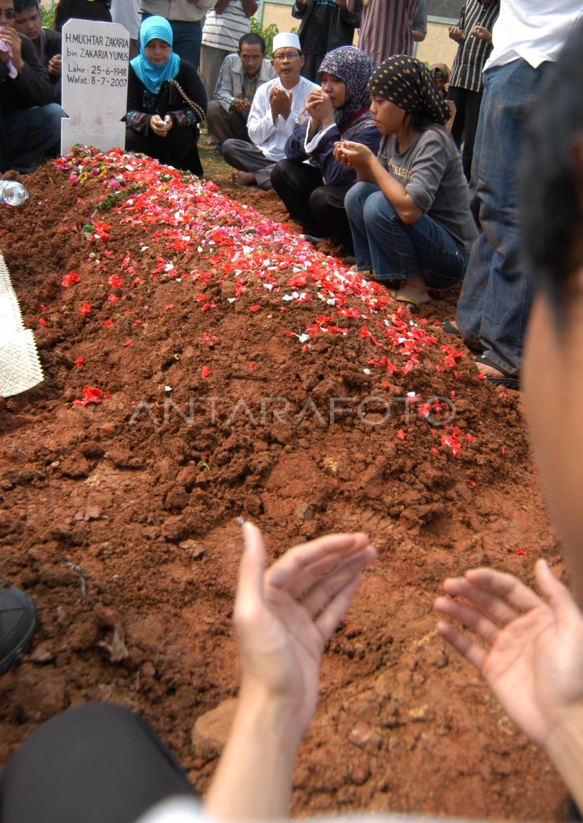 PENGHORMATAN TERAKHIR | ANTARA Foto PENGHORMATAN TERAKHIR | ANTARA Foto