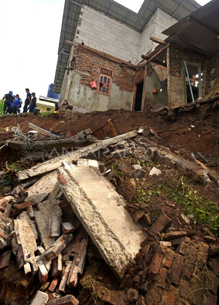 RUMAH RUSAK AKIBAT LONGSOR | ANTARA Foto