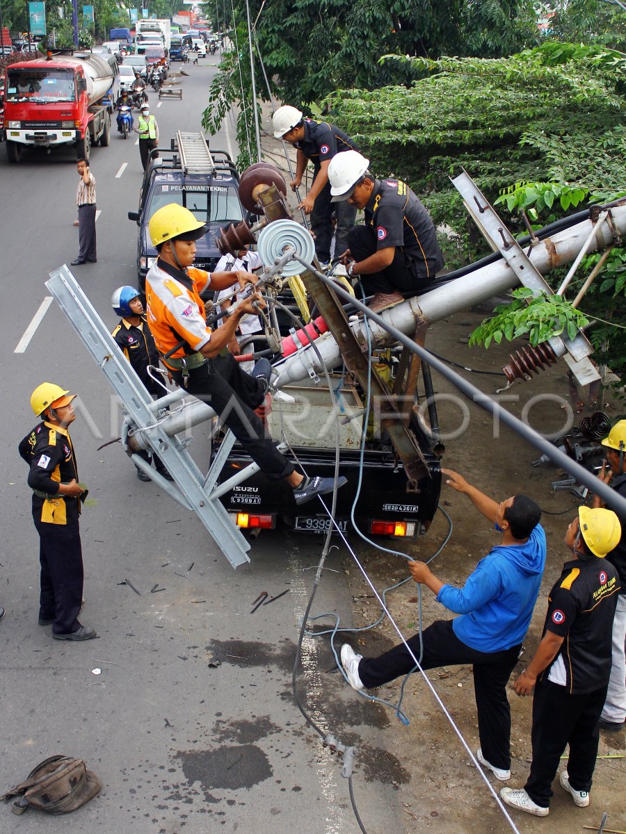TIANG LISTRIK ROBOH | ANTARA Foto